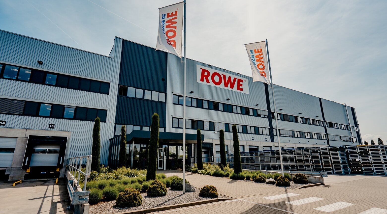 About ROWE - We offer motor oil, engine oils and other lubricants | ROWE